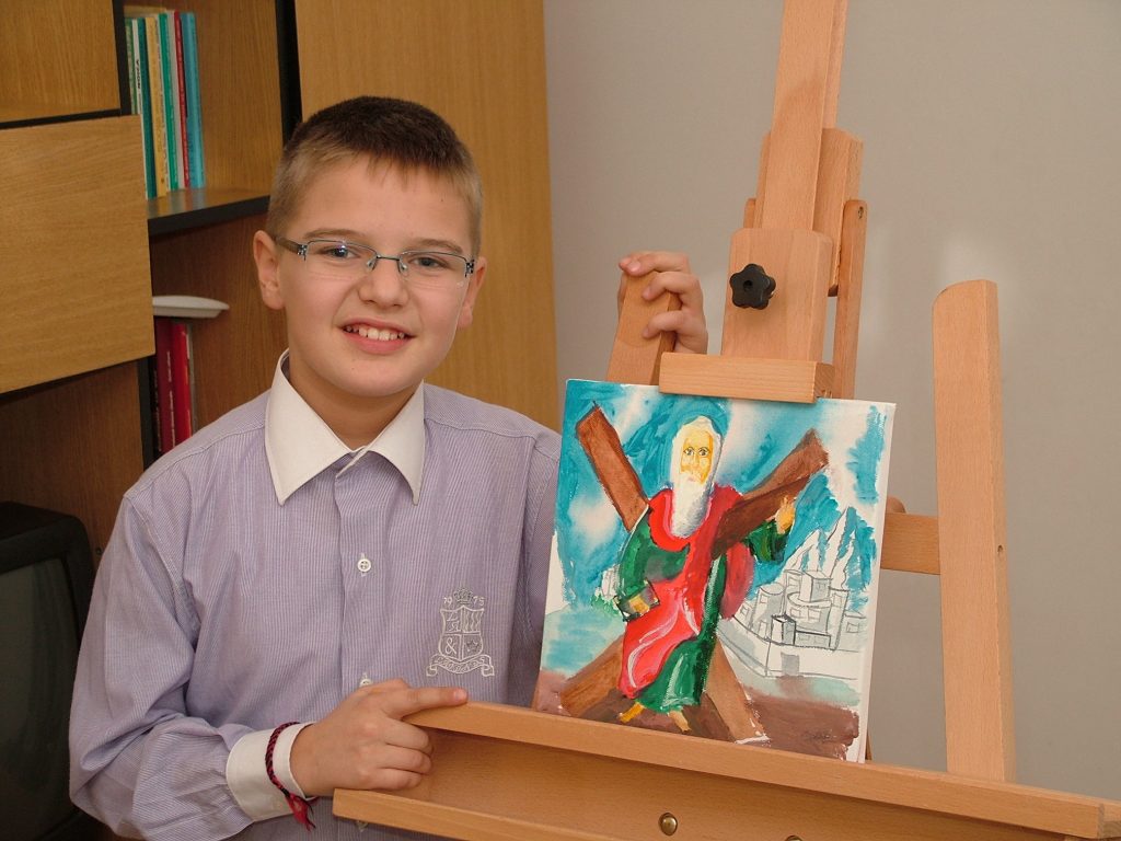 De Sfântul Andrei, Codlea-Info aduce daruri micului pictor Andrei Pacea ...